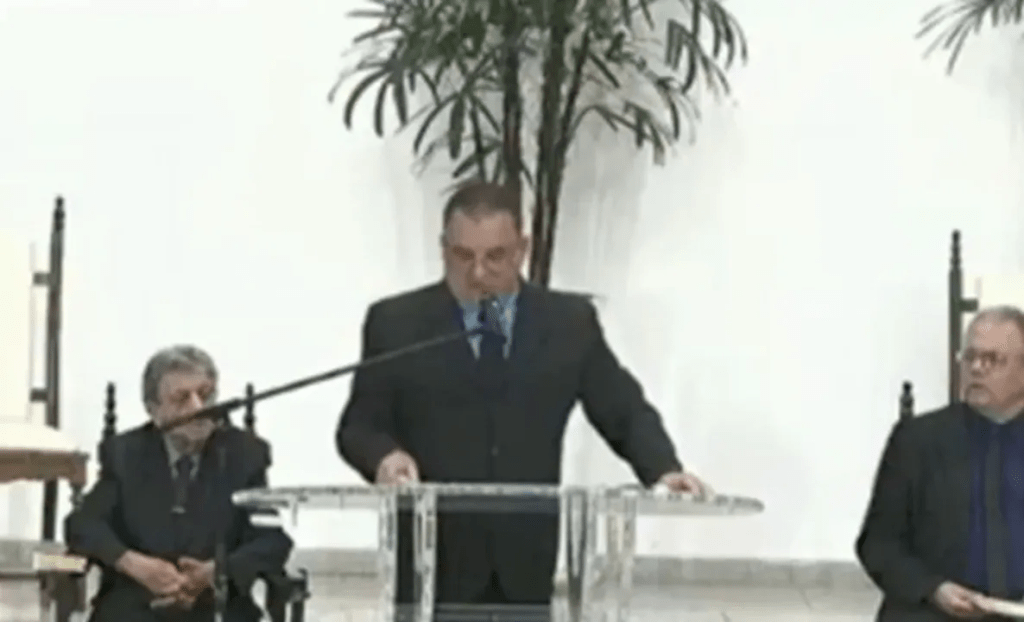 Pastor causa revolta ao admitir agressão contra o filho em culto – Blog ...